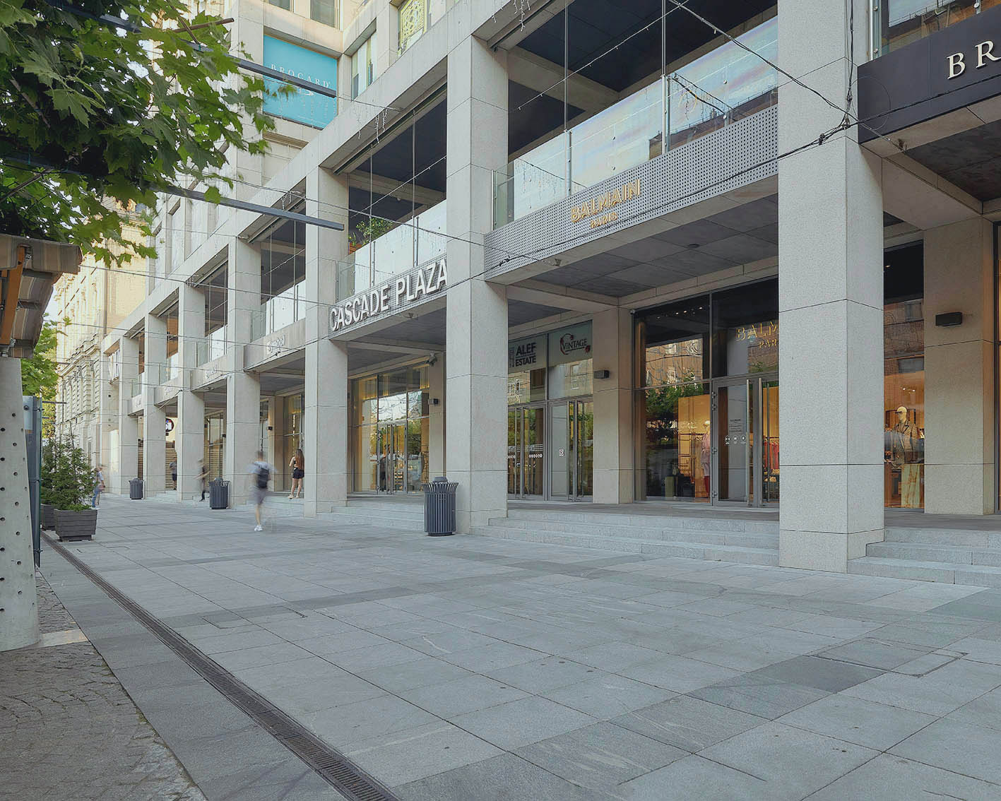 CASCADE PLAZA / Retail spaces / Cases